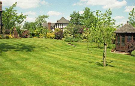 A typical English garden landscape · Chris Dyson-Coope ....... Kansas ...